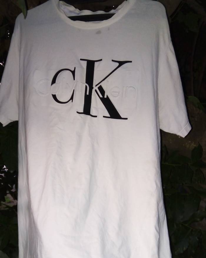 Renová Tu Vestidor - Remera Calvin Klein