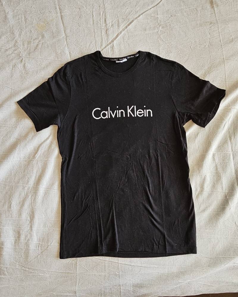 Renová Tu Vestidor - Remera Calvin Klein