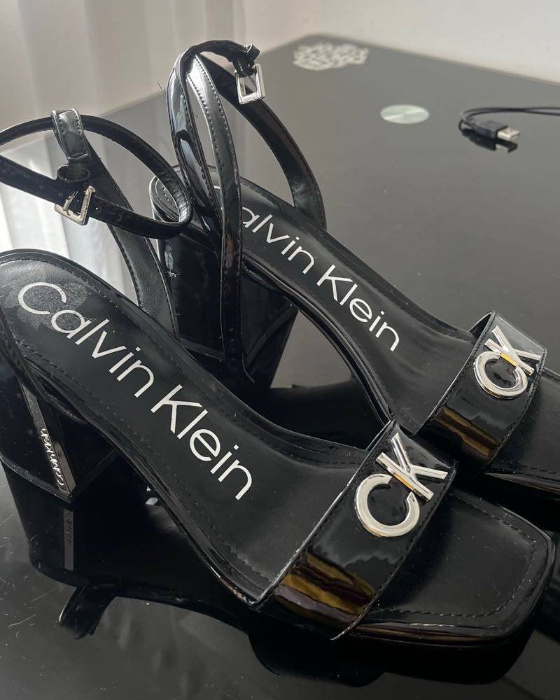 Renová Tu Vestidor - Sandalias Calvin Klein